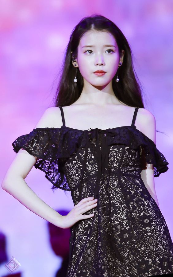 These 10 Times Iu Wore A Pretty Black Dress Will Convince You That It