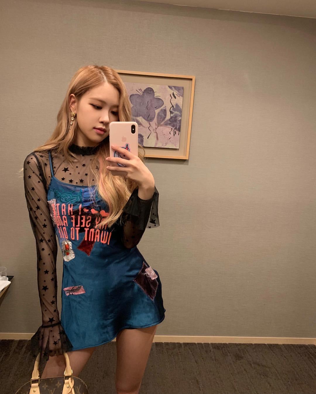 10 Of Blackpink Rosés Gorgeous Mirror Selfies Where She Looks Like A