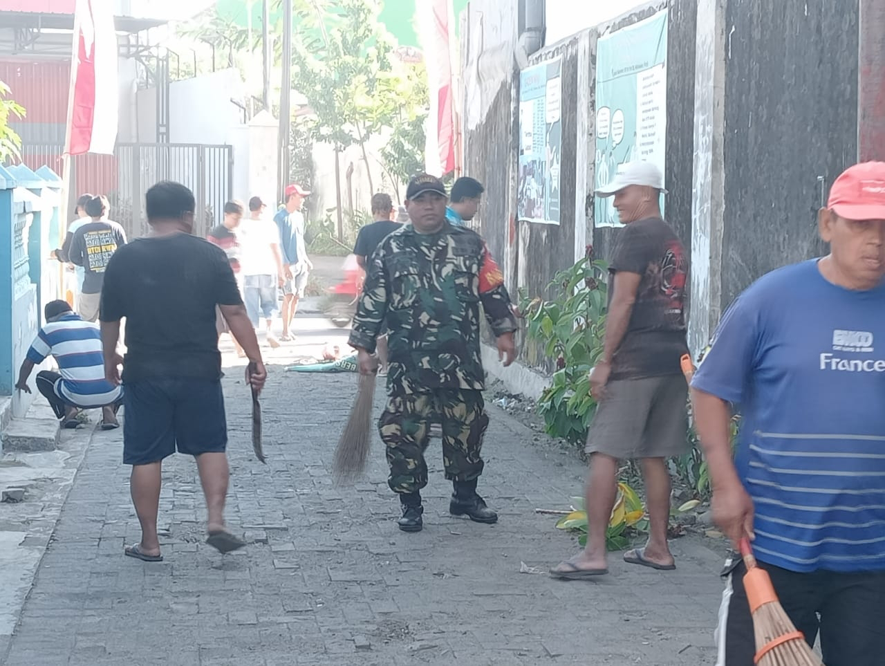 Babinsa Bersama Warga Gotong Royong Bersihkan Jalan