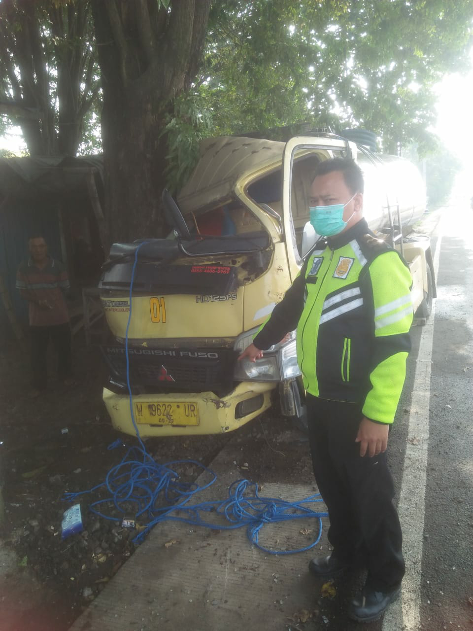 Diduga Pengemudi Mengantuk Truk Mitshubishi Tabrak Pohon