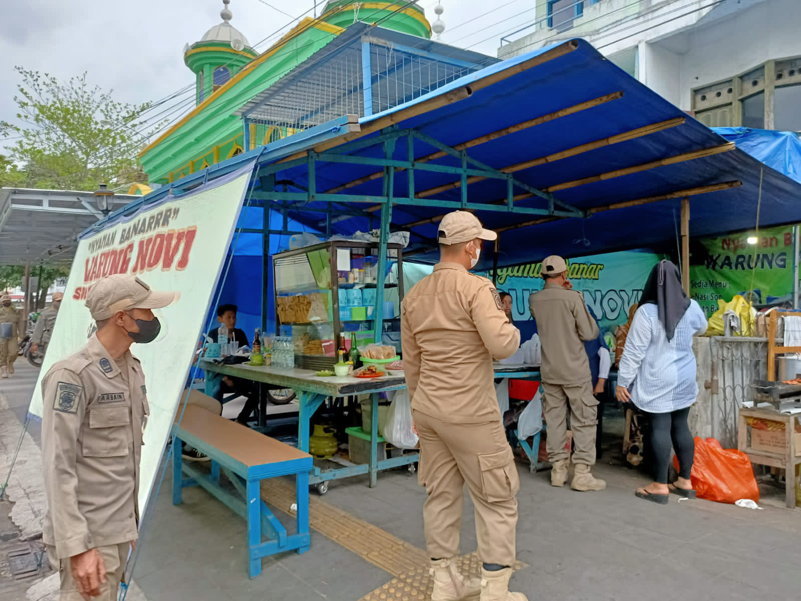 Satpol Pp Tertibkan Pkl Berjualan Di Atas Trotoar