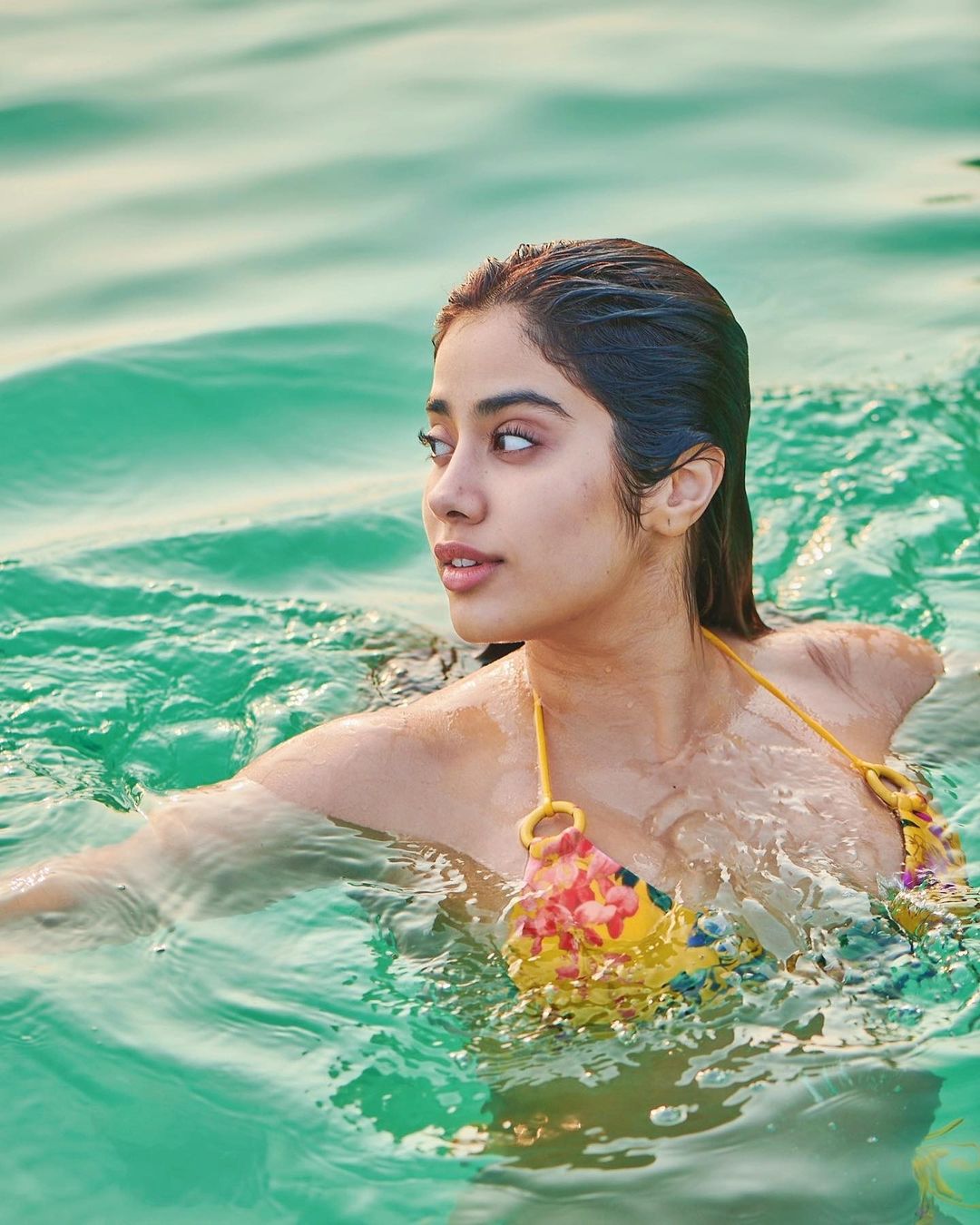 Janhvi Kapoor Looks Too Hot To Handle In A Bikini Posing Underwater