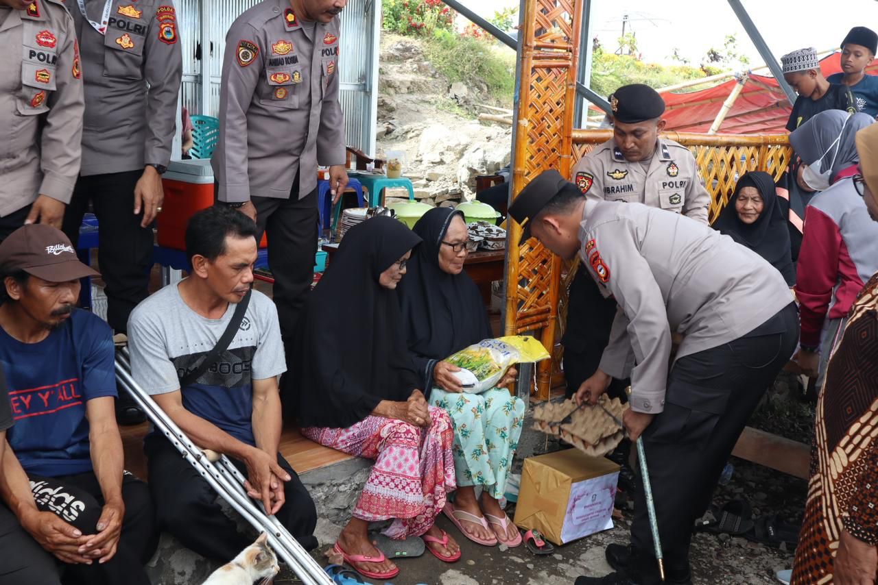 Jumat Curhat Di Desa Pesse Kapolres Soppeng Salurkan Bantuan Sembako