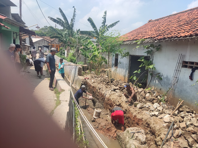 Akibat Saluran Tanggul Jebol Warga Kampung Baru Balaraja Lakukan