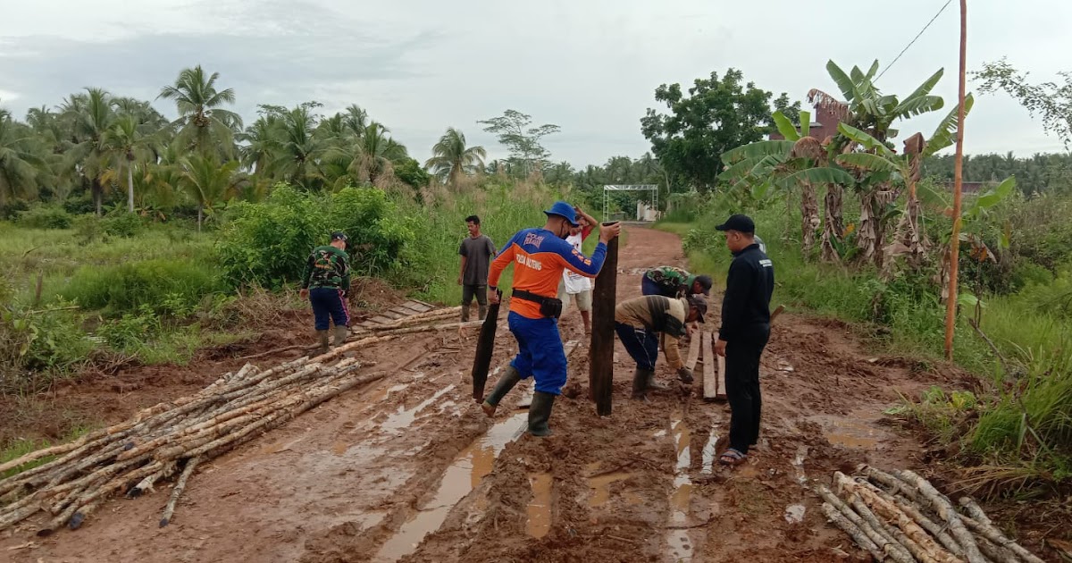 Gotong Royong Marnit Bahaur Memperbaiki Jalan Bersama Warga Dan