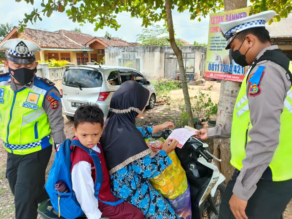 Hari Ke 8 Ops Zebra 2022 Personel Satlantas Polres Tubaba Berikan