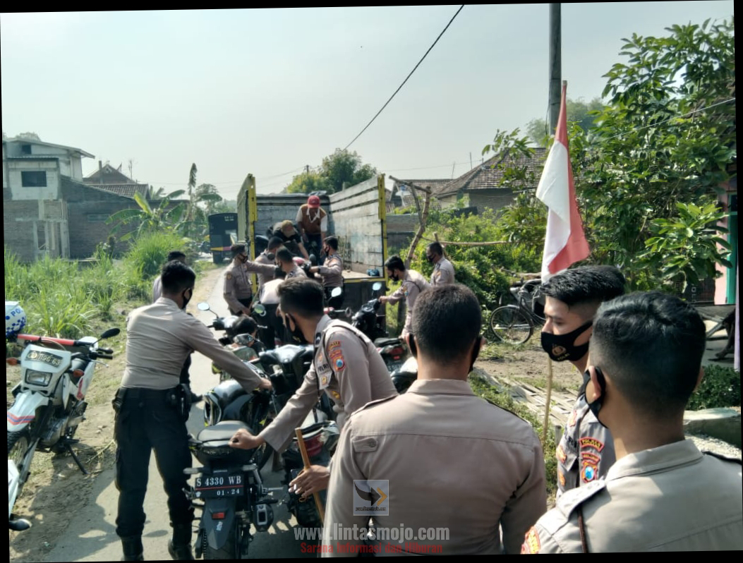 Polisi Bubarkan Balap Liar Di Jalan Raya Sidokampir Puluhan Motor