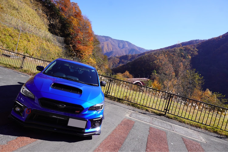 Wrx S4の紅葉と愛車・紅葉ドライブ・雁坂みち・ピックアップされてみたい・雷電廿六木橋に関するカスタム事例｜車のカスタム情報はcartune