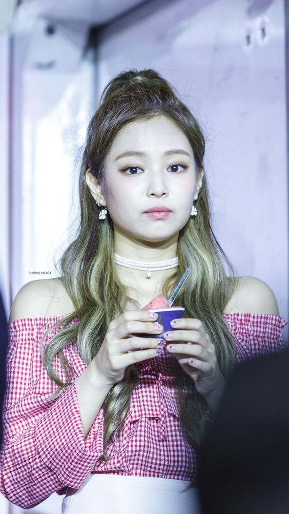 10 Times Blackpinks Jennie Showed Off Her Pretty Shoulder Line In Off