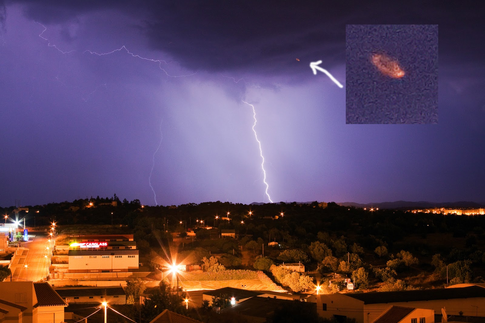 Fotógrafo Capta Platillo Durante Una Tormenta Eléctrica Ovnis última