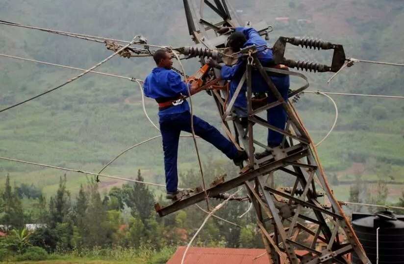 “n100 Per Unit” Nigerians Make Last Minute Bulk Electricity Purchase