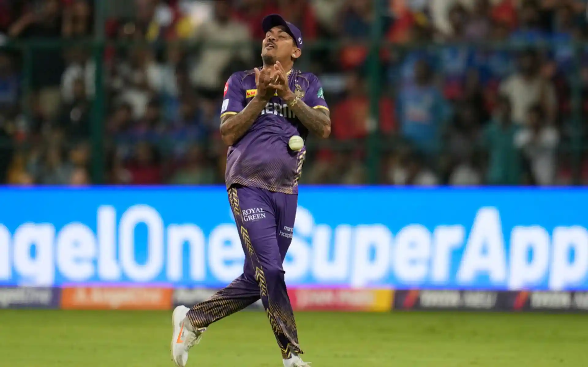 Watch Virat Kohlis Hilarious Reaction As Sunil Narine Drops An Easy