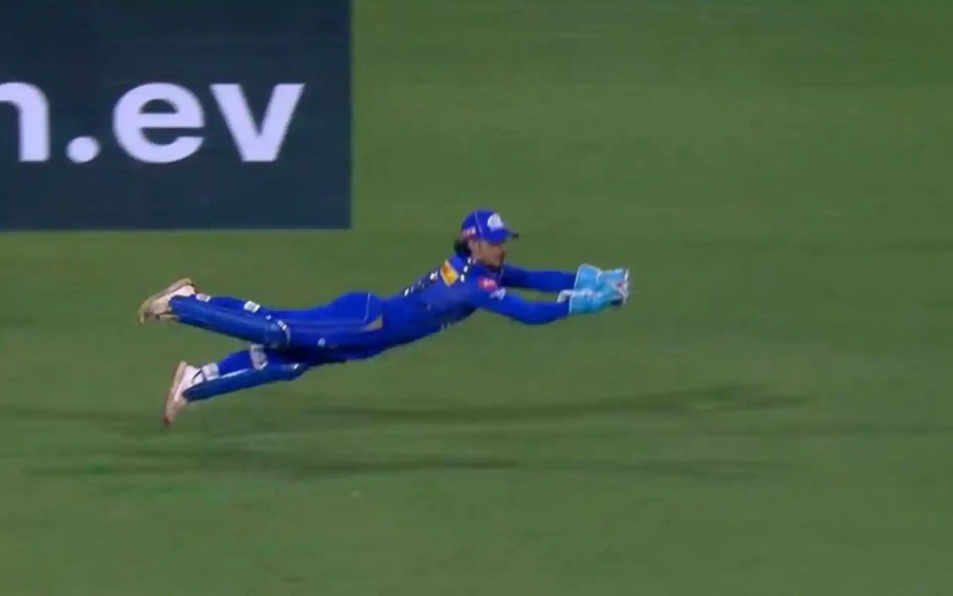 Watch Ishan Kishans Unbelievable Flying Catch Sends Back Prabhsimran