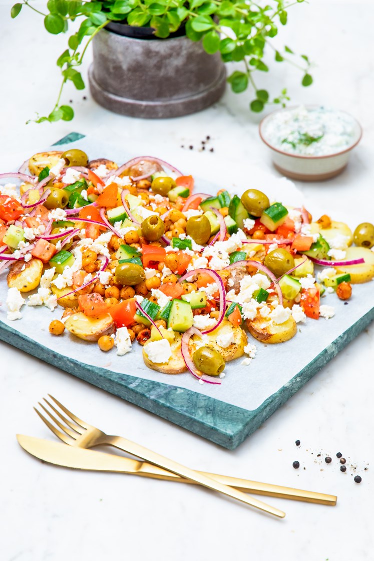 Gresk Salat Med Potetetskiver Spicy Kikerter Fetaost Og Dilltzatziki