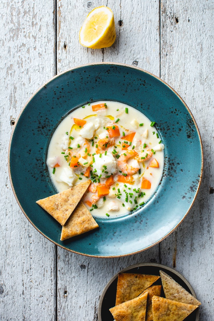 Hjemmelaget Fiskesuppe Med Torsk Og Reker Servert Med Steinsovnsbakt