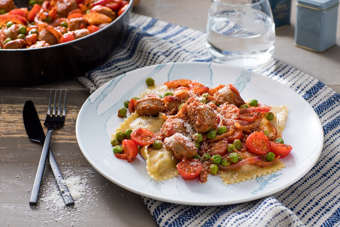 Pasta Ravioli Med Ost Salsicciapølse I Tomatsaus Og Grana Padano