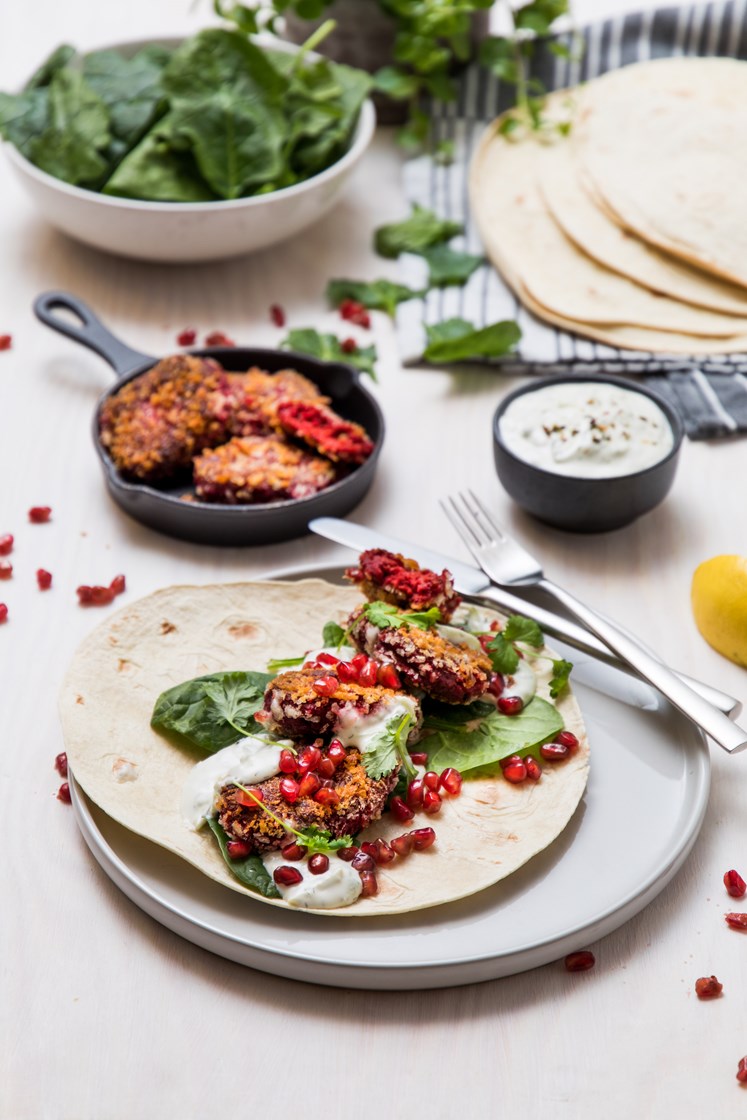 Kikert Og Rødbetenuggets I Wraps Med Spinat Granateple Og Tzatziki