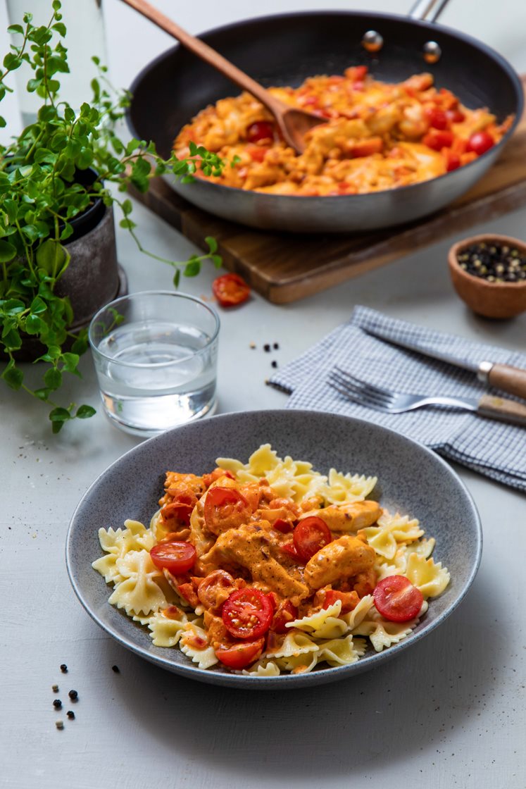 Kremet Pasta Med Paprikapesto Kylling Og Tomat Godtlevert