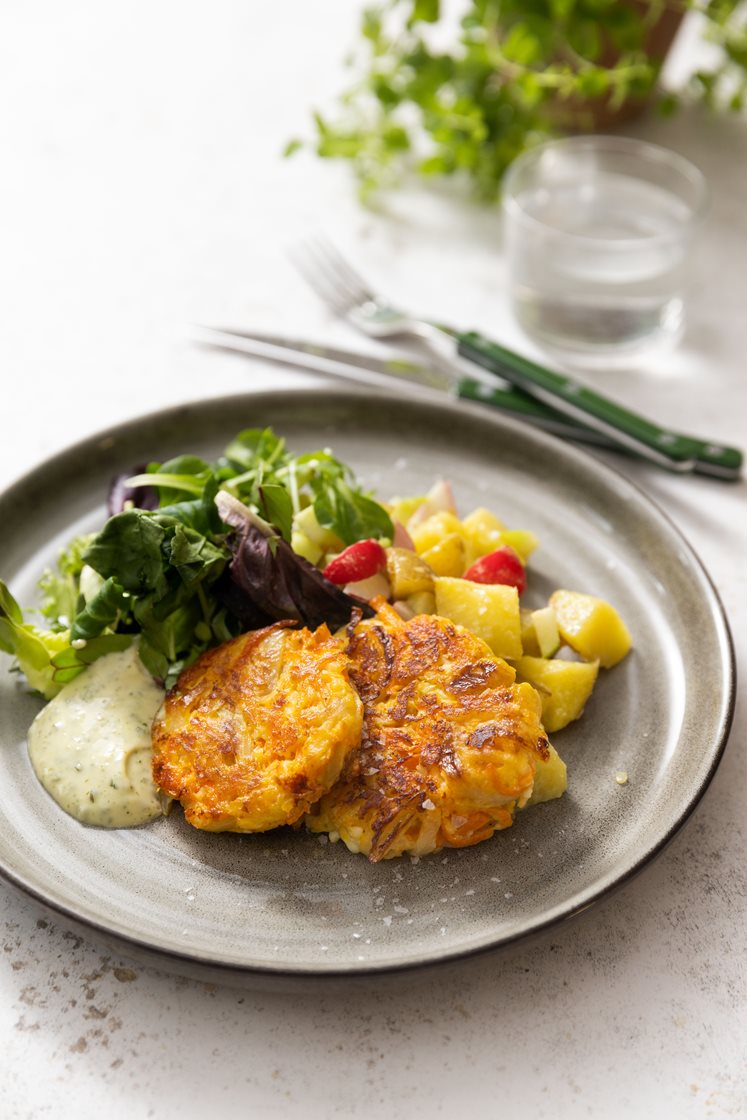 Grønnsakskaker Med Middagsost Vårlig Potetsalat Med Reddiker Og