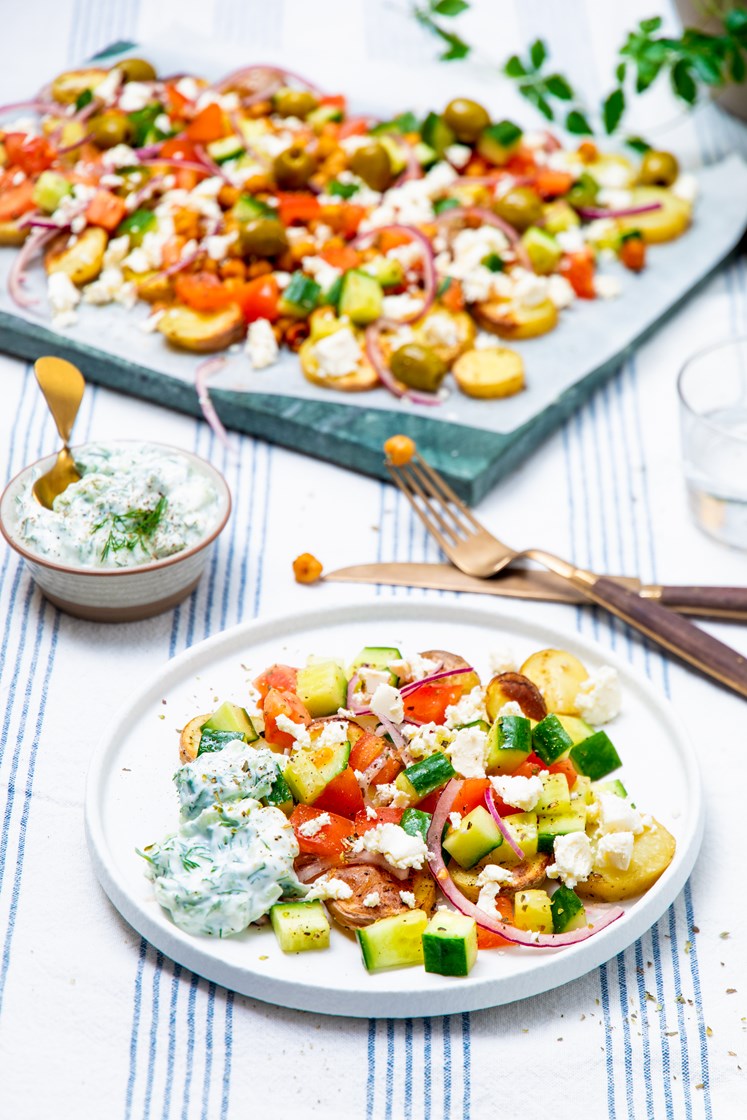 Gresk Salat Med Potetetskiver Spicy Kikerter Fetaost Og Dilltzatziki