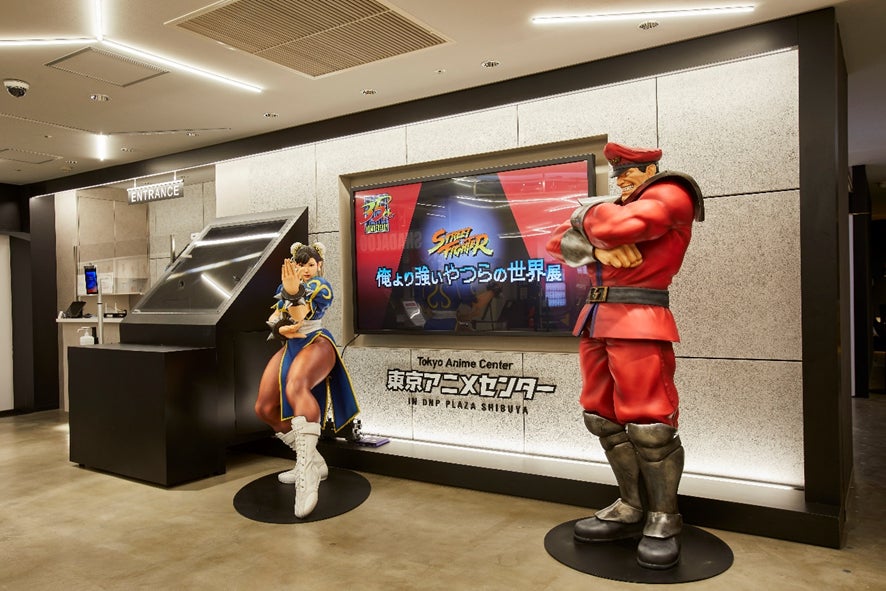 ストリートファイターシリーズ35周年記念ストリートファイター「俺より強いやつらの世界展」35周年記念商品を2月18日（金）からオンライン