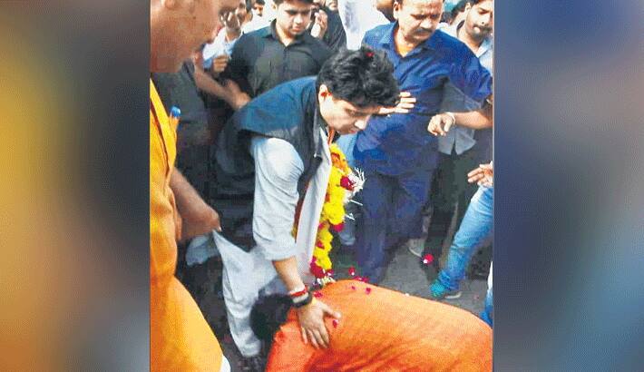 Mp Cabinet Minister Pradyuman Singh Tomar Touched Jyotiraditya Scindia