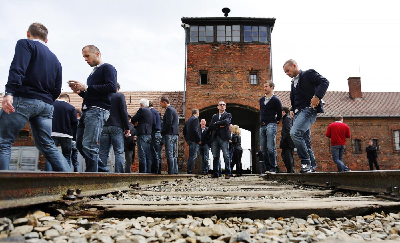 Il Giorno Della Memoria Litalia Ricorda Le Vittime Della Shoah Contro