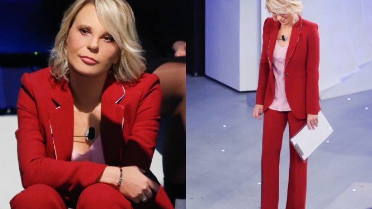 Maria De Filippi A Cè Posta Per Te Sorprende In Rosso E Col Bracciale