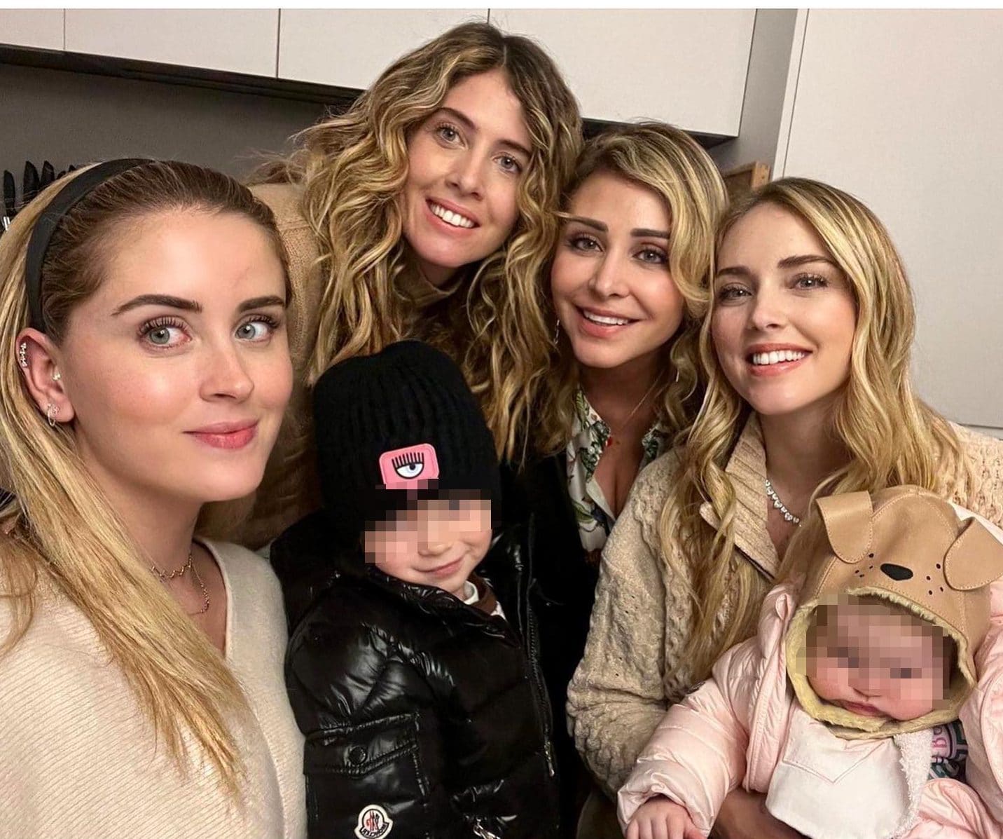 Chiara Ferragni Con Le Sorelle E La Madre Marina Di Guardo La Foto Di