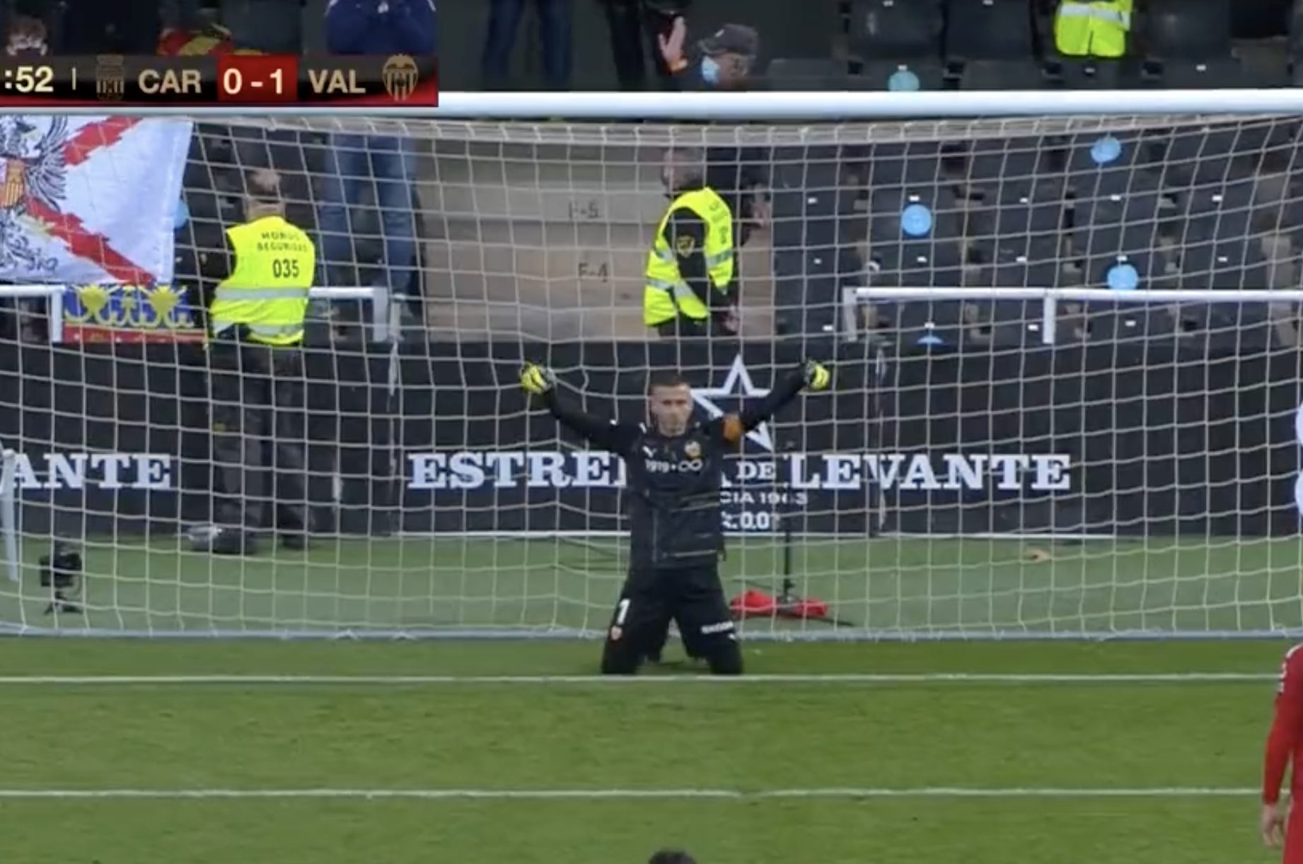 Portiere Si Inginocchia Prima Del Calcio Di Rigore è La Mossa Della