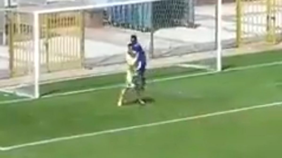 Corre Ad Abbracciare Il Portiere Dopo Che Ha Bloccato Un Rigore è L