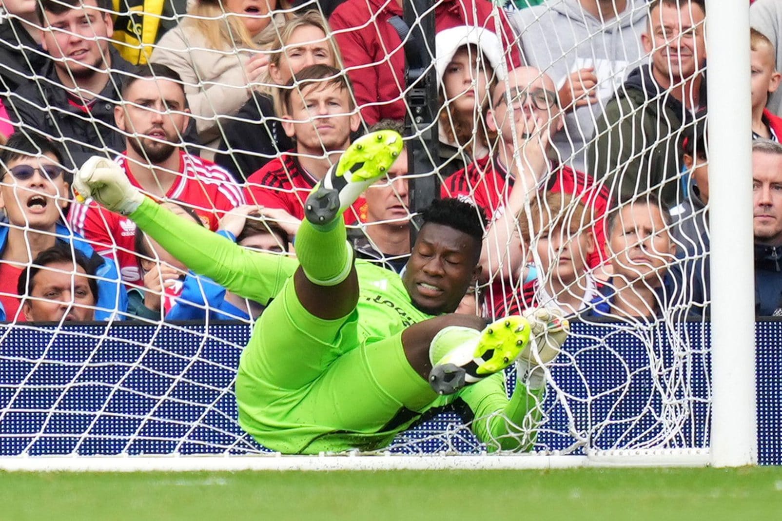 Onana Scherza Col Fuoco E Fa Una Figuraccia I Tifosi Del Manchester