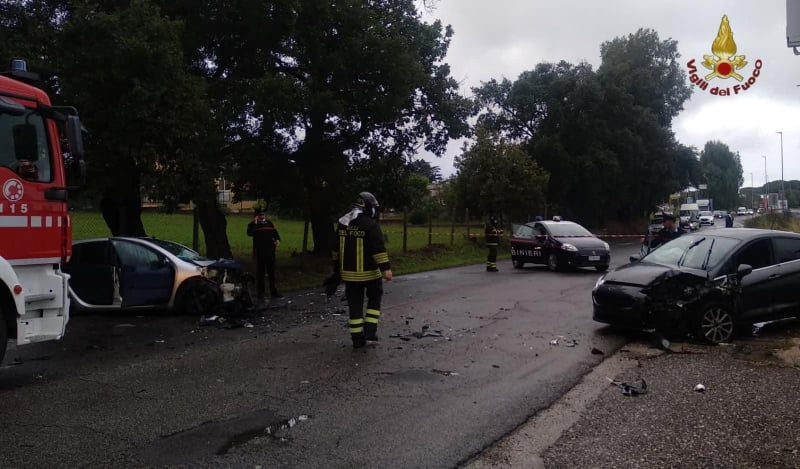 Incidente Su Via Pontina Vecchia Scontro Frontale Tra Due Auto