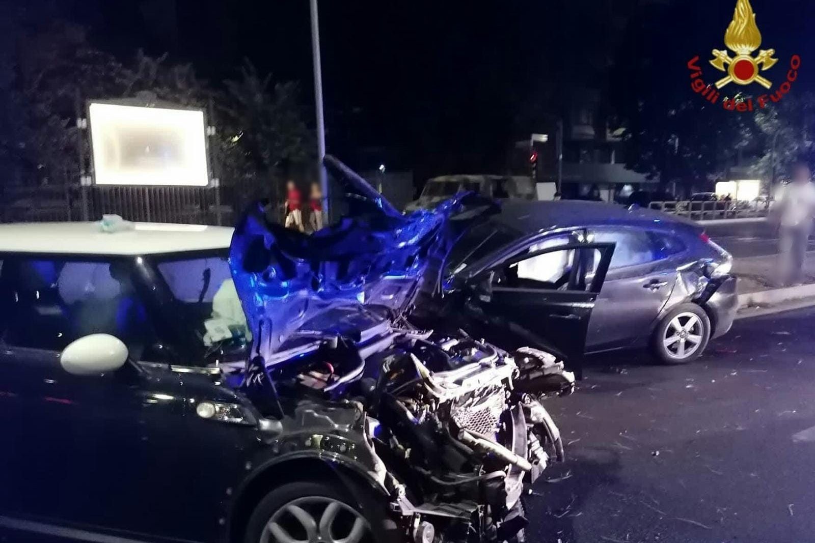 Grave Incidente Nella Notte Su Via Cristoforo Colombo Tre Macchine