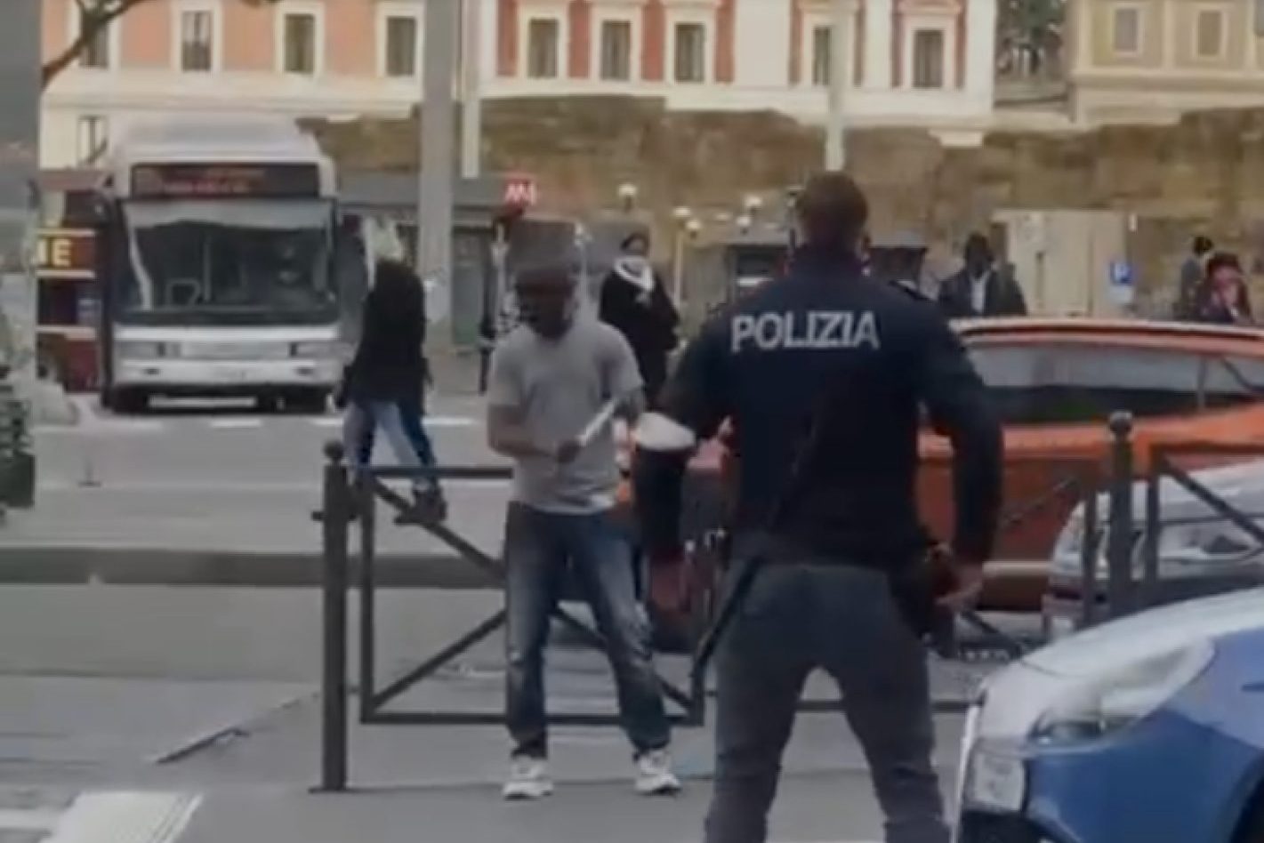 Paura Alla Stazione Termini Di Roma Uomo Armato Di Coltello Minaccia I