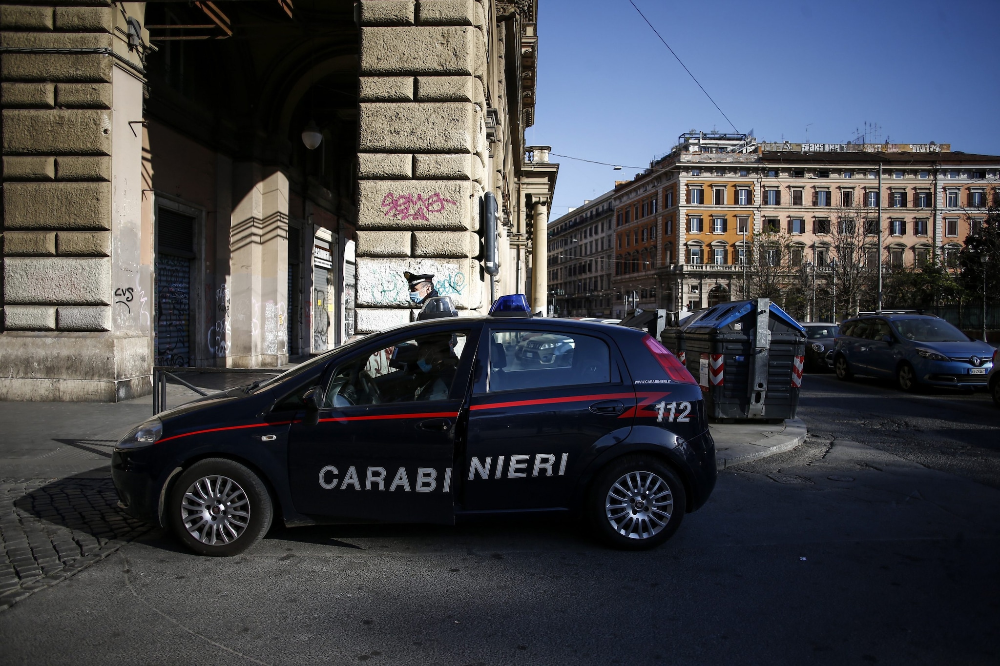 Rubano La Collana A Una Donna E Scappano Tra I Portici Di Piazza