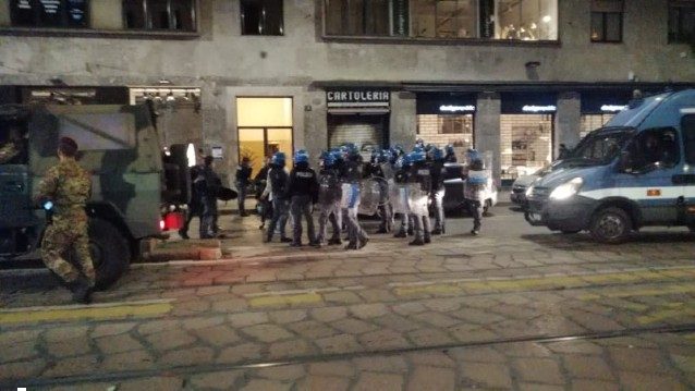 Coprifuoco A Milano In Cento Lanciano Bottiglie Contro La Polizia Alle