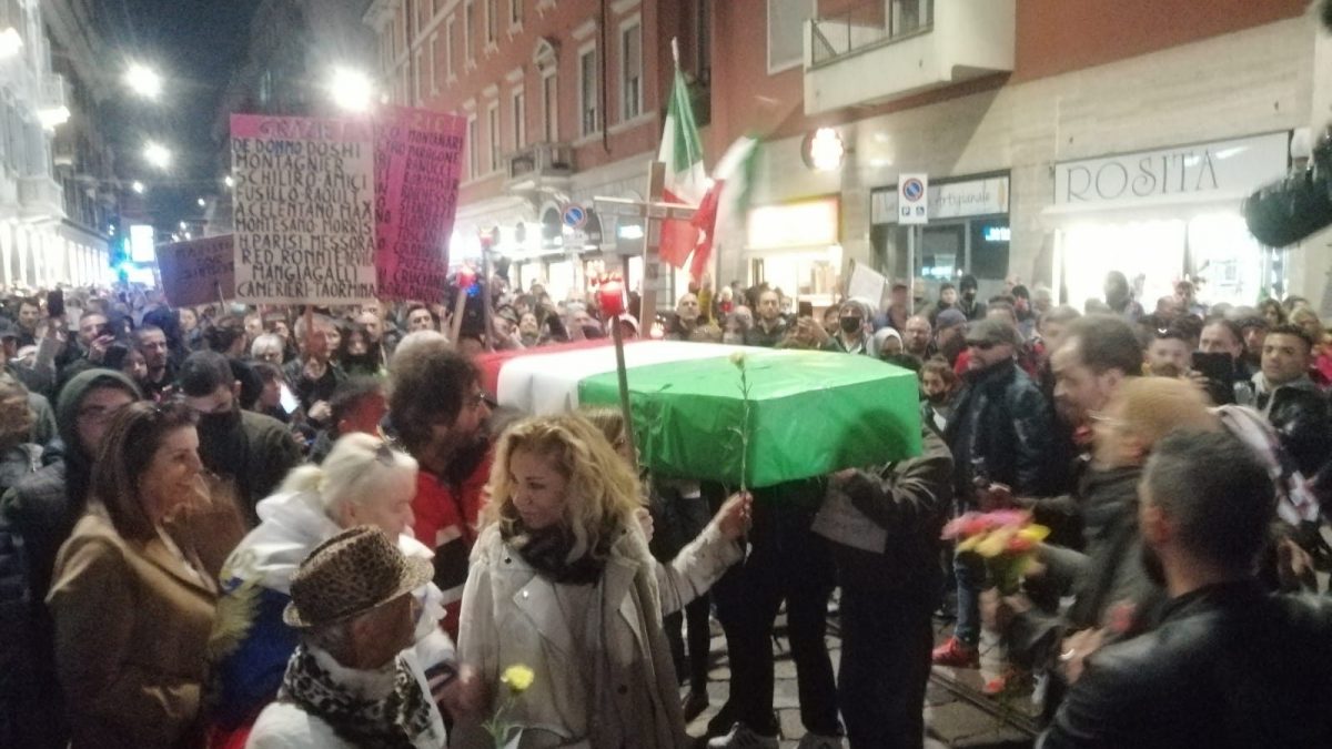 No Green Pass Sedicesimo Corteo A Milano Spinte E Insulti A Un