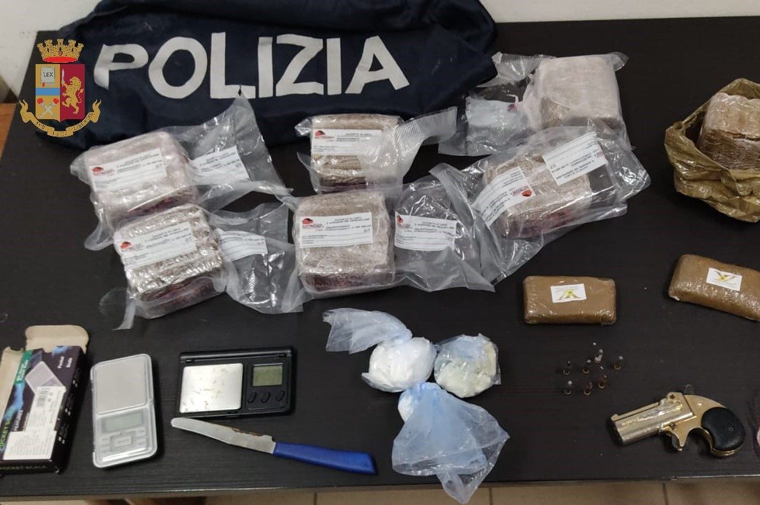 Milano Nasconde Tre Chili E Mezzo Di Droga Nellauto In Garage