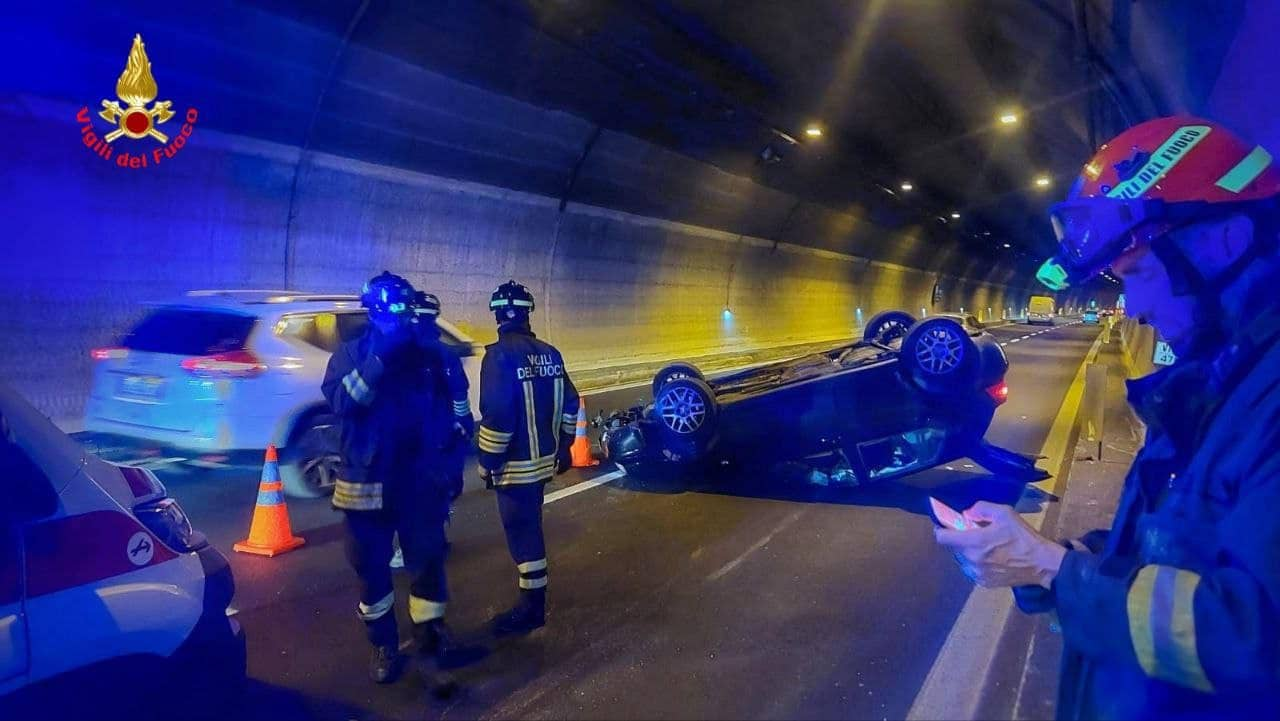 Auto Con A Bordo Bimbo Di 2 Anni Si Ribalta Nella Galleria Del Monte