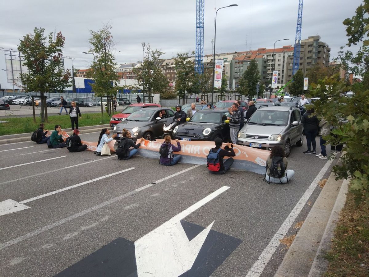 Attivisti Di Ultima Generazione Bloccano Il Traffico A Milano