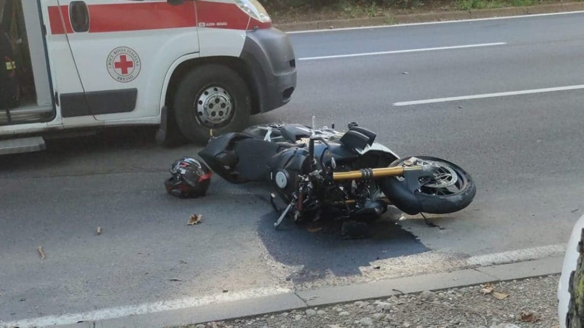 Due Scooter Si Scontrano In Via Bisceglie A Milano Un Motociclista