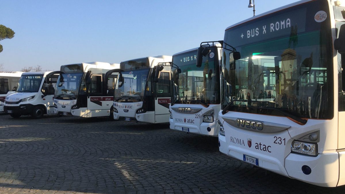 Virginia Raggi Presenta I Nuovi 38 Autobus Atac Presi A Noleggio Per Un