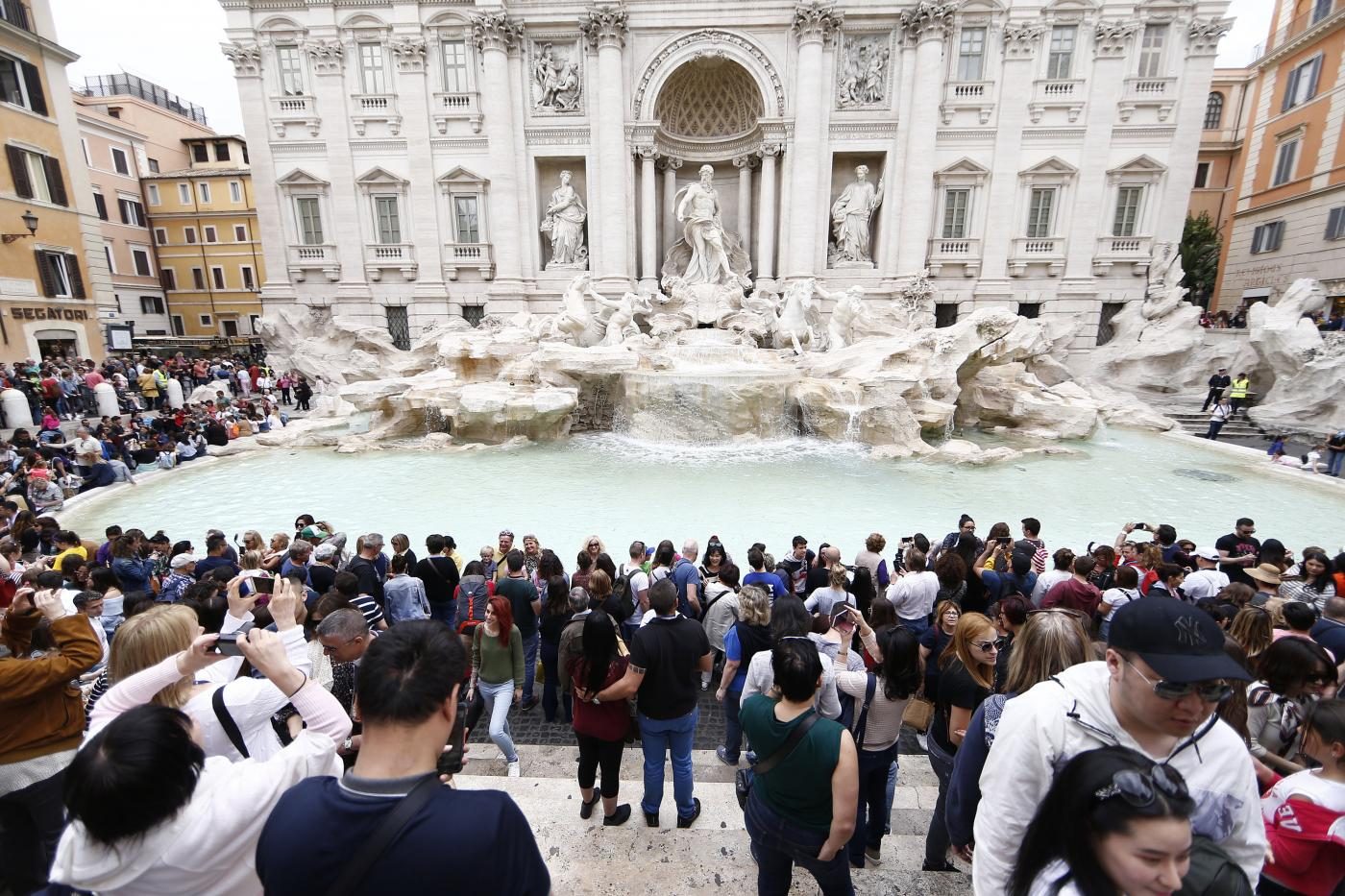 Bagni Nella Fontana Di Trevi Entra In Acqua Armato Di Cartello