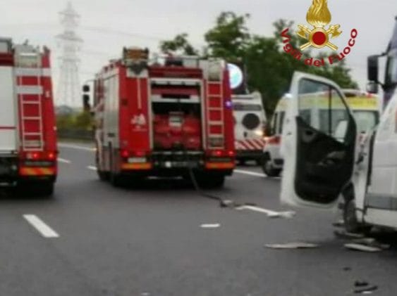 Incidente A1 Oggi Roma Napoli Le Foto Dellincidente Sulla1 6 Morti