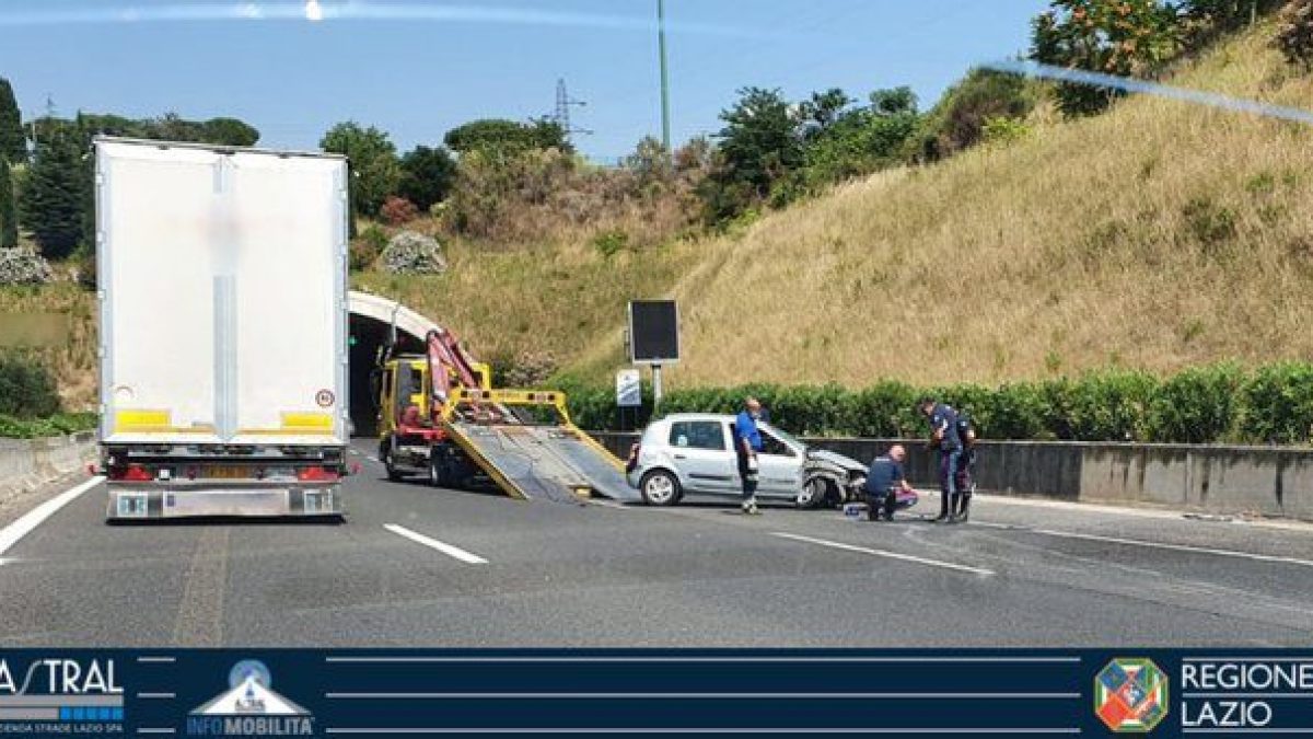 Incidente Sul Grande Raccordo Anulare Auto Si Ribalta Due Feriti