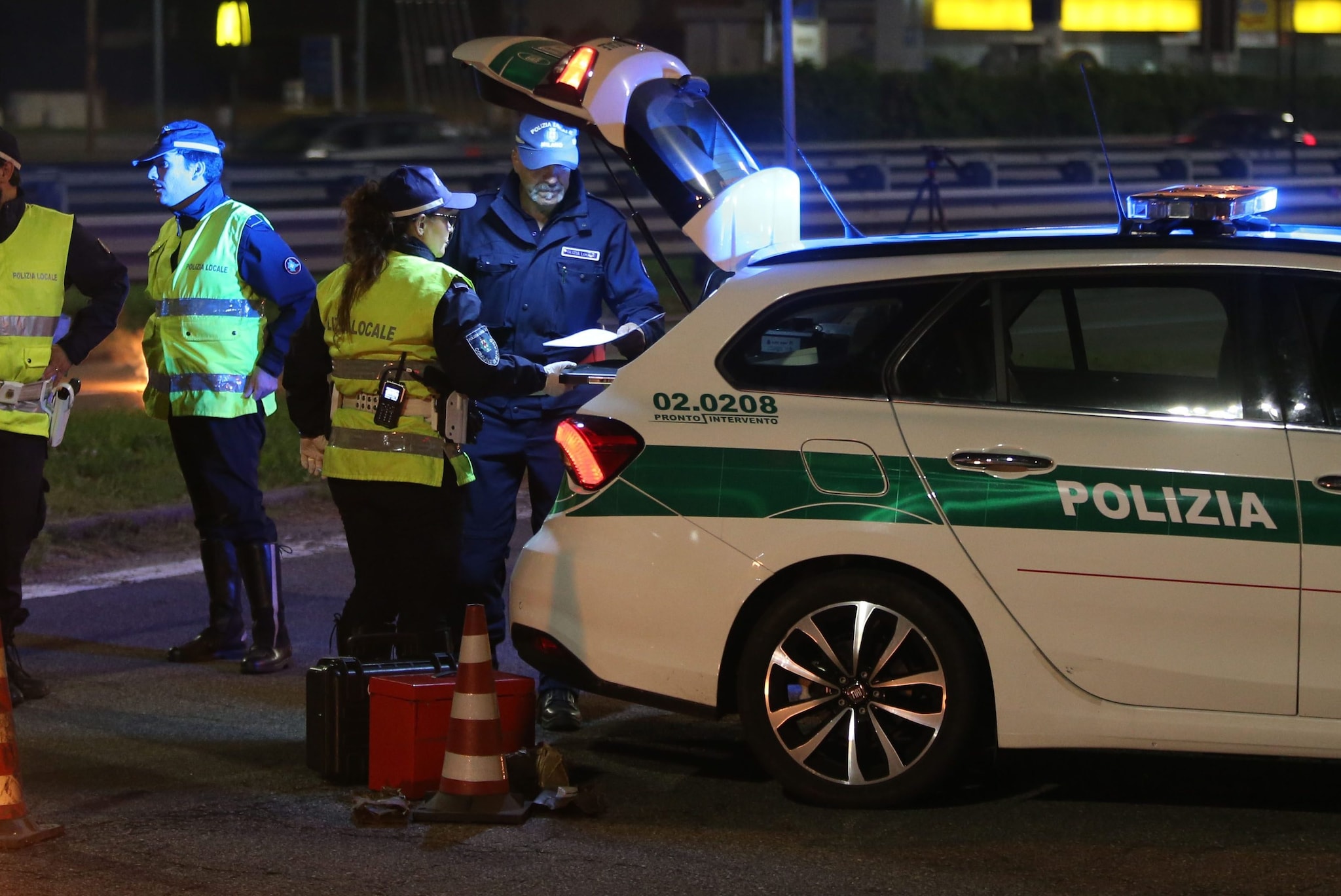 Tenta Di Aggredire Gli Agenti Della Polizia Locale E Picchia La Moglie