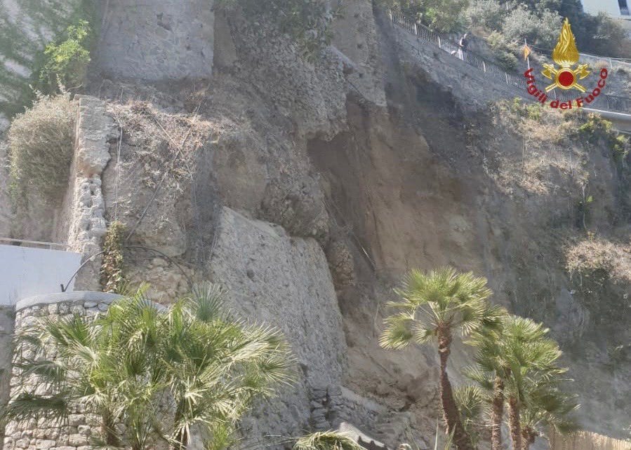 Frana Ad Amalfi Crolla Un Costone Roccioso E Finisce In Mare