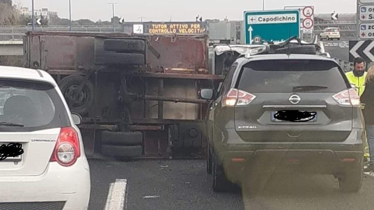 Incidente In Tangenziale Camion Si Ribalta Allarenella Traffico