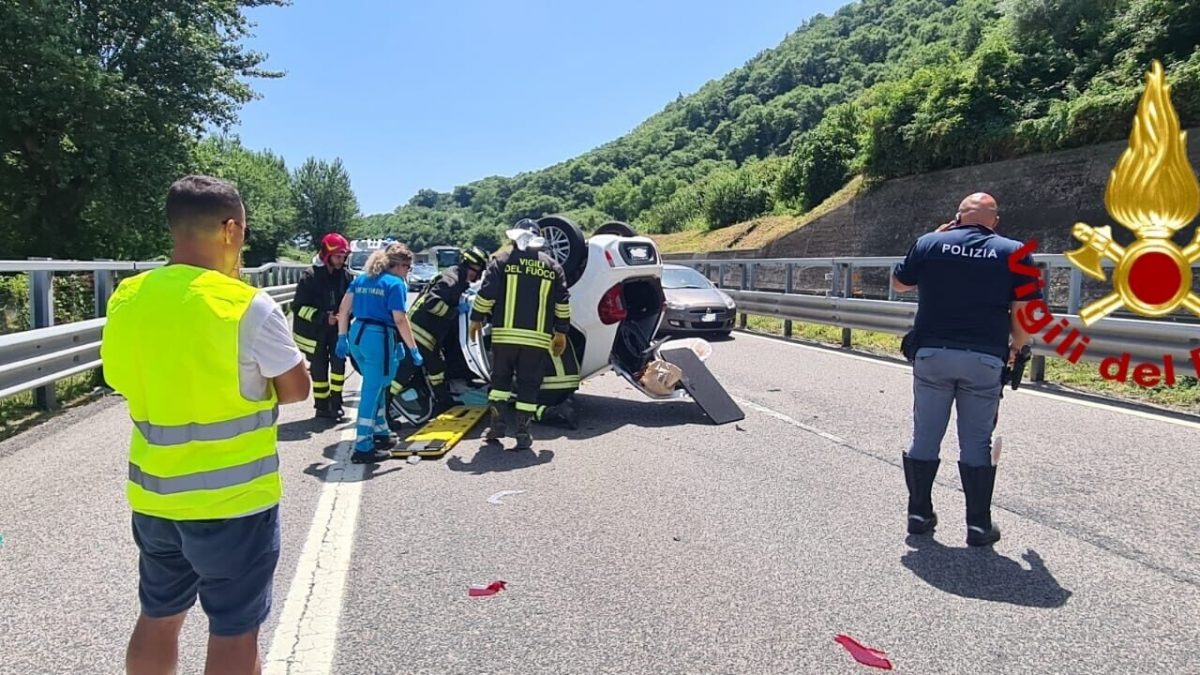 Scontro Tra Due Auto Una Si Ribalta Due Uomini Feriti Sullautostrada